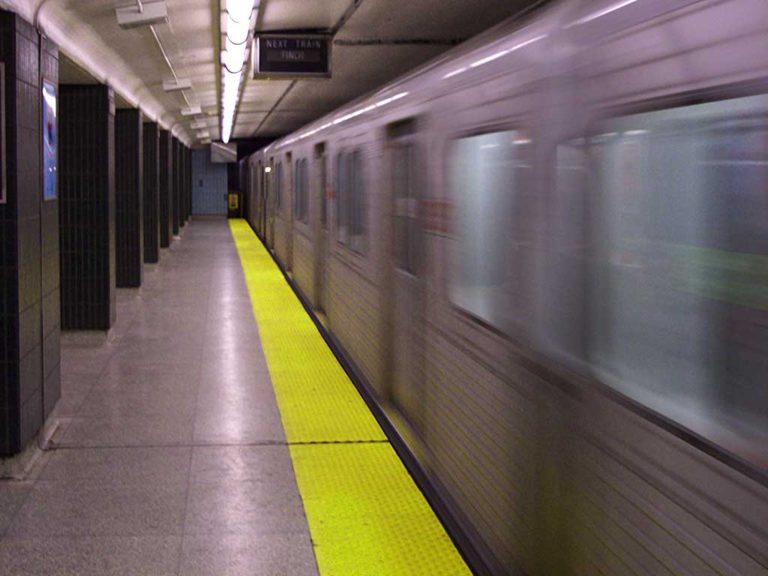 Man got serious injuries after falling onto subway tracks